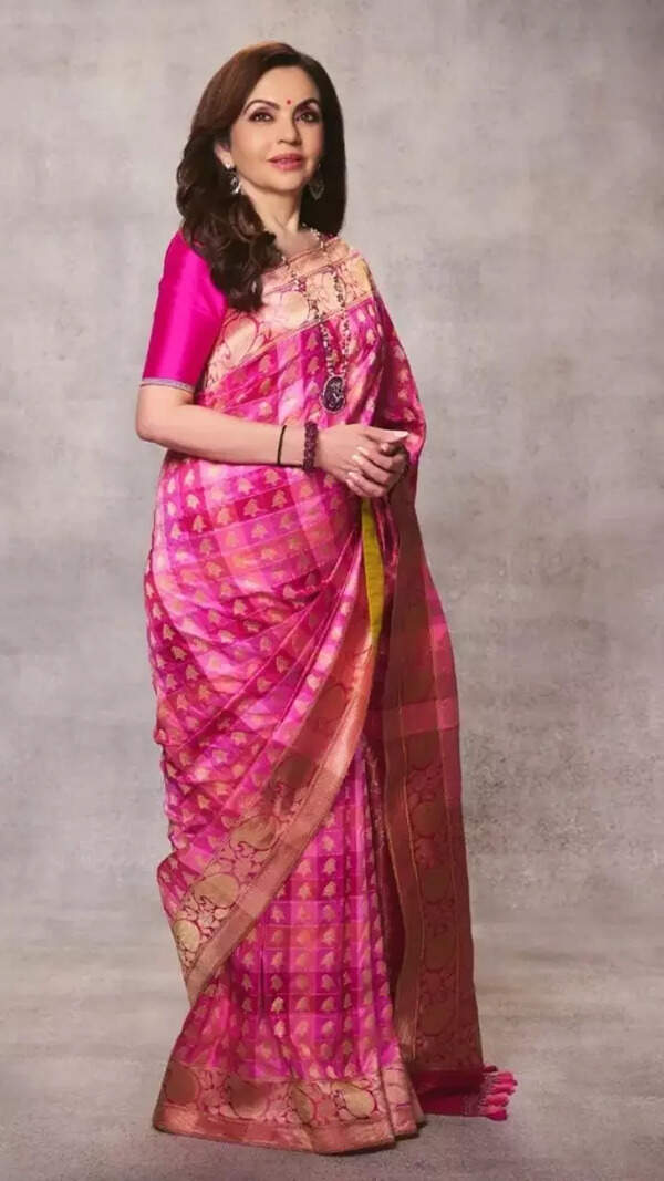 Madhuri Dixit, the ‘Devi’ of Anju Modi’s couture - Times of India