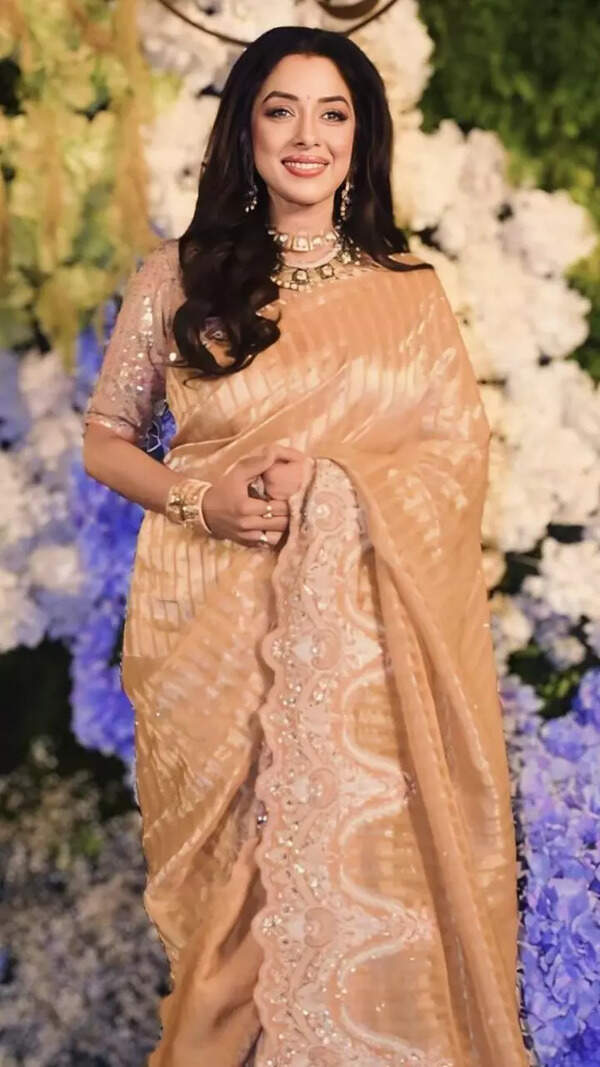 Madhuri Dixit, the ‘Devi’ of Anju Modi’s couture - Times of India