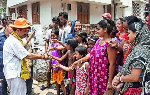 Abar Proloy Trailer: Saswata Chatterjee, Gaurav Chakrabarty, Paran ...