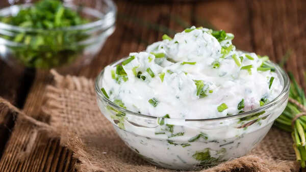 How to prevent souring of curd in summer and tips to store it right ...