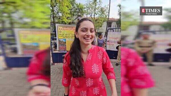 MS Dhoni gifts signed cricket bat to Yogi Babu