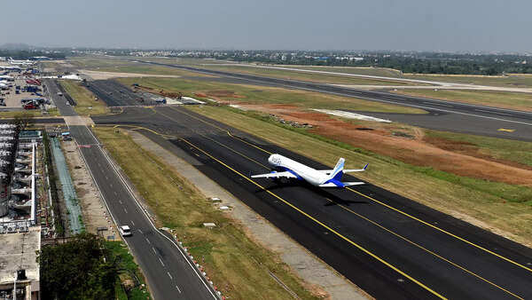 Video: IndiGo pilot collapses and dies at Nagpur airport boarding gate ...