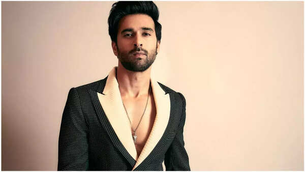 Kriti Kharbanda exudes glow as she makes first appearance after her ...