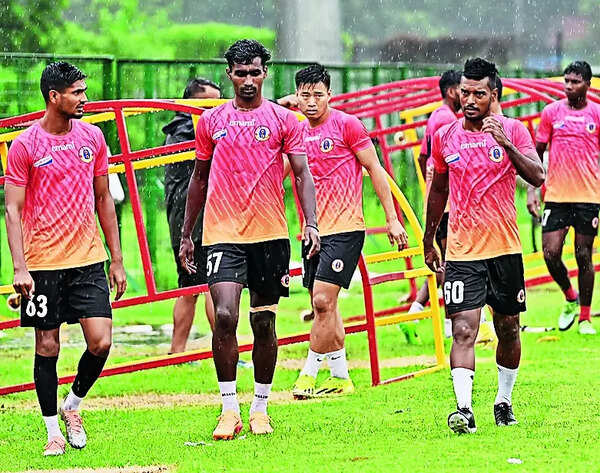 Calcutta Football League: Calcutta Football League: East Bengal vs Mohun Bagan Reserve Team ...