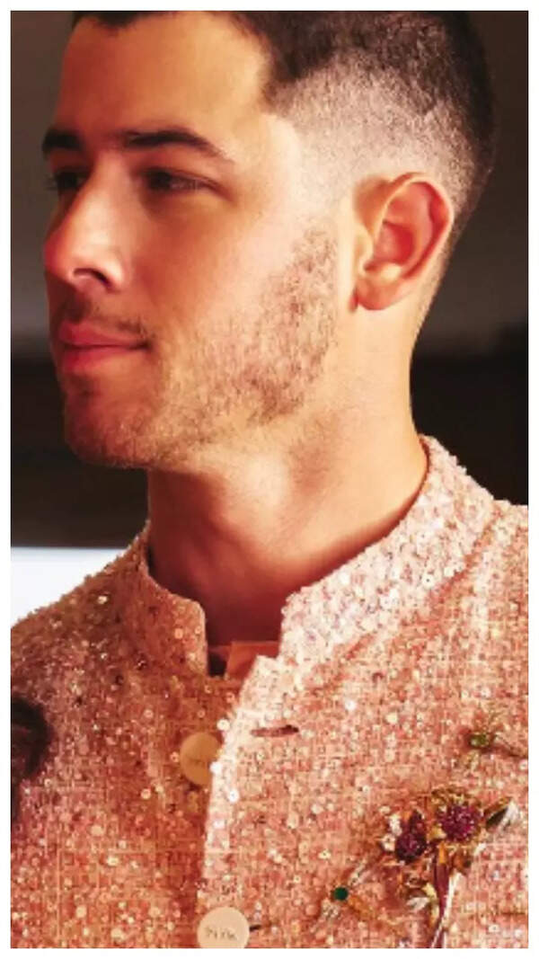 Priyanka Chopra wears stunning necklace; Nick Jonas opts for vintage ...