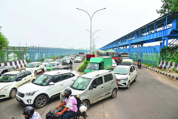 Kalindi Kunj: Traffic impact due to Kalindi Kunj and DME curbs in Noida and Ghaziabad | Noida ...