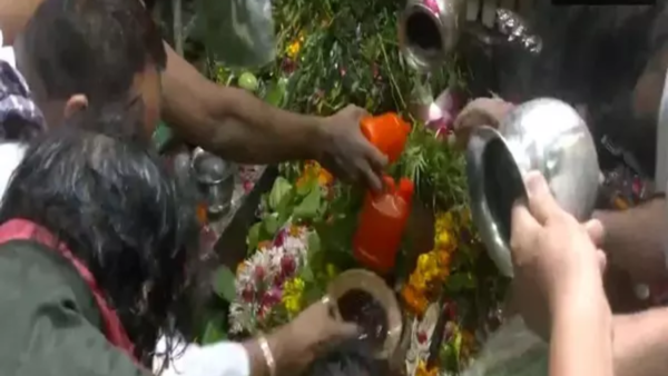 Delhi: Devotees throng Gauri Shankar Temple in Chandni Chowk on first day of Sawan