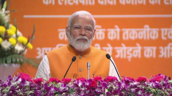 Watch: PM Modi offers prayers at Kashi Vishwanath Temple, greets people ...