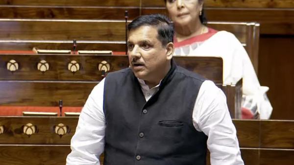 Varanasi: PM Modi speaks in Bhojpuri, gets rousing welcome from students