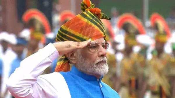 PM Modi hoists National Flag at Red Fort as India completes 76 years of ...