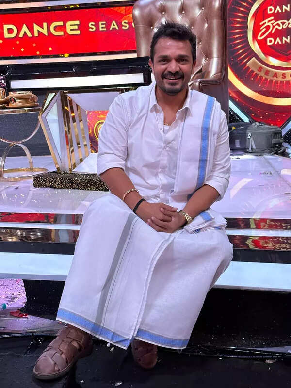 'KGF' actor Yash consoles and hugs Vijay Raghavendra as he breaks down ...