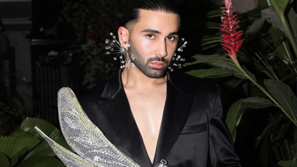 Orry hugs Rihanna in viral video, singer steals his earrings | Anant ...