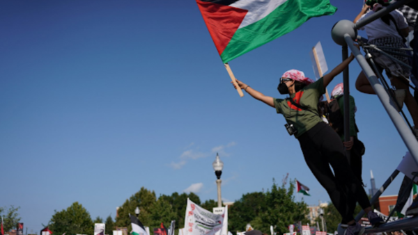 Justin Trudeau Grooves at Taylor Swift’s Show Amid Montreal Riots