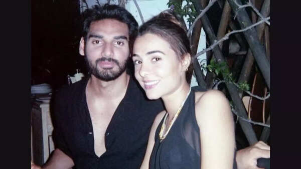 Orry hugs Rihanna in viral video, singer steals his earrings | Anant ...