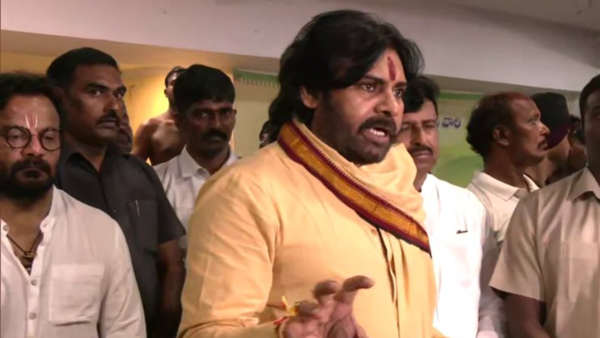 BHOJPURI HIT SONG! Pawan Singh's new song 'Kamariya Patre Patre' with ...