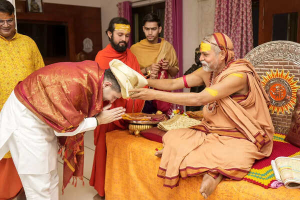 Parineeti Chopra, Raghav Chaddha attend famous Maa Ganga Aarti in ...