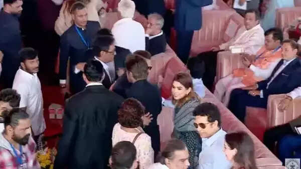 Shah Rukh Khan, Salman Khan, Ranbir Kapoor and others at Devendra Fadnavis's oath-taking ...