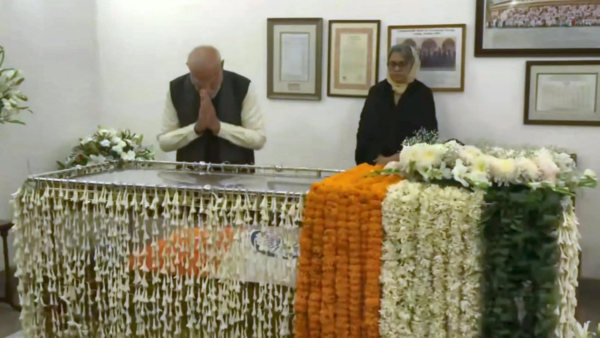 PM Modi remembers 'Maestro of Melody' Mukesh on 100th birth anniversary ...