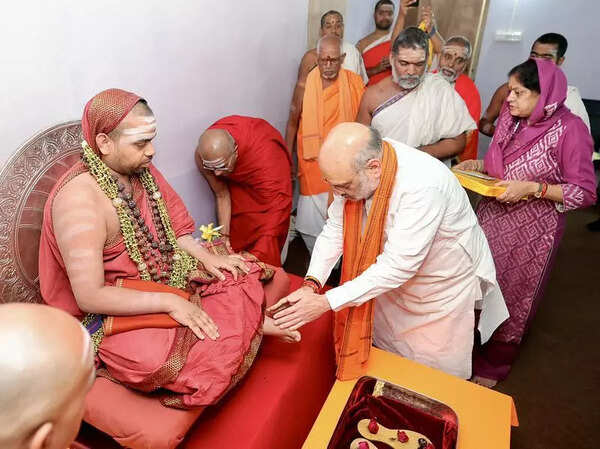 Swami Sadananda Saraswati & Swami Avimukteshwaranand Bless Anant Ambani ...