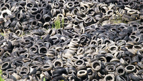 The world’s largest tyre graveyard was in Kuwait and how it suddenly ...