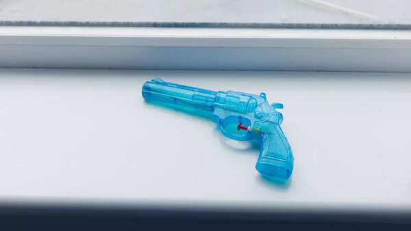 Thief tries robbing a bank with the funniest weapon ever – What happens ...