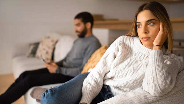 Pocketing relationship: Is your partner pocketing you? 5 signs and why it is not good | - The ...