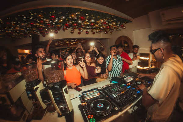 Coffee raves bring a club-like feel to cafes - The Times of India