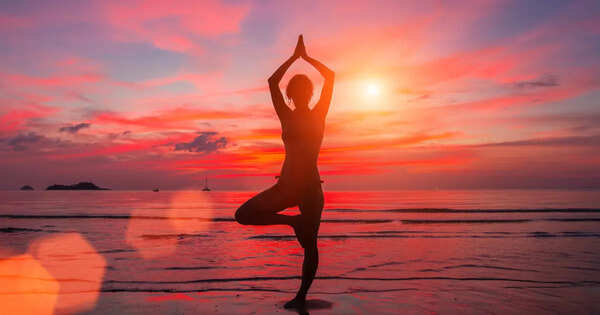 What is walking yoga: 5 things we should know about it and 5 poses one ...