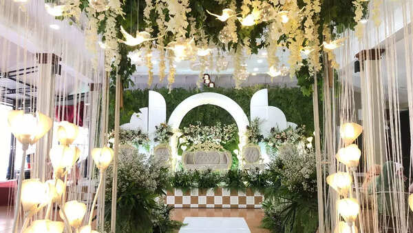 Wedding photoshoot disaster: Colour bomb explosion leaves bride with ...