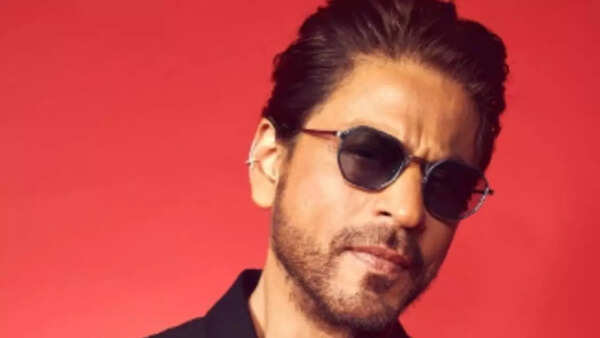 Shah Rukh Khan and Angelina Jolie’s old photo resurfaces; netizens say ...