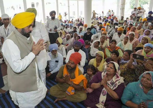 Hisaab Barabar | Song- Mann Mann Rangeyo