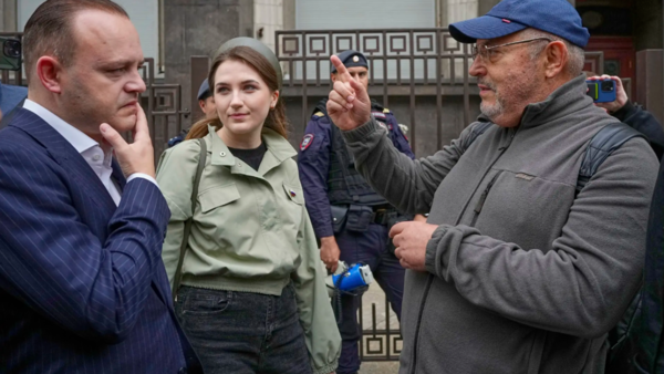 Justin Trudeau Grooves at Taylor Swift’s Show Amid Montreal Riots
