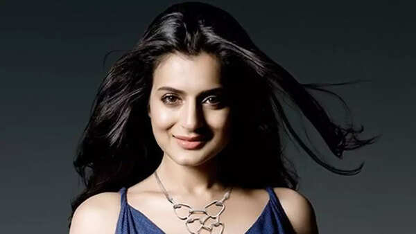 46-year-old Ameesha Patel flaunts her perfect body in unbuttoned denim ...