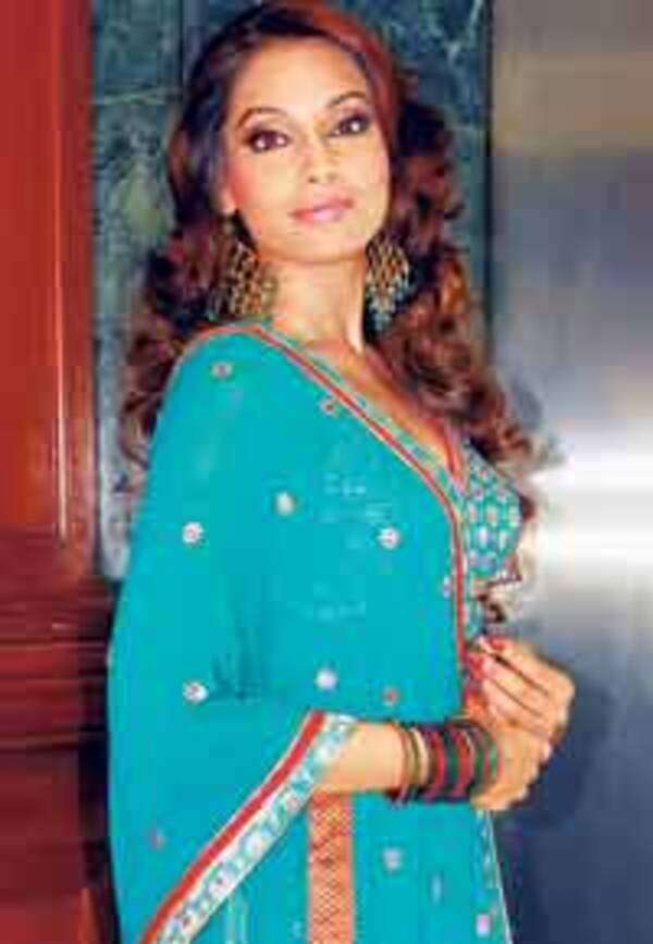 Bipasha Basu all set to go West | Hindi Movie News - Times of India