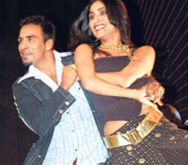 Tapur shakes a leg | Events Movie News - Times of India