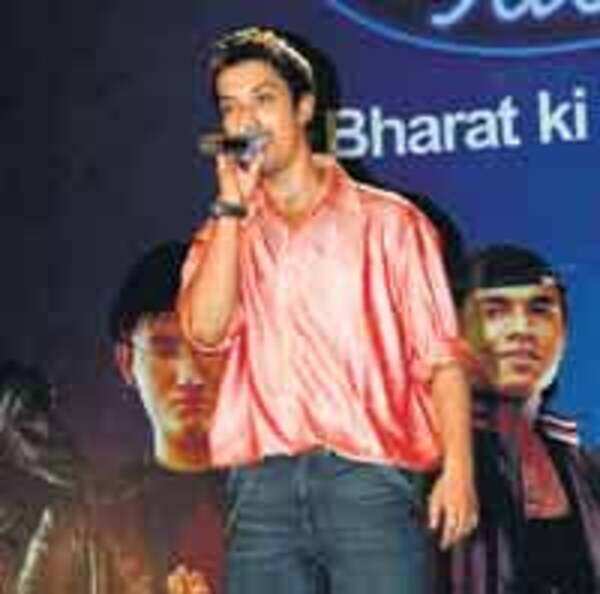 Icon to share stage with Idol - Times of India