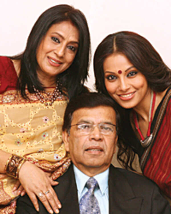 What can I gift her apart from love:Hirak | Hindi Movie News - Times of India