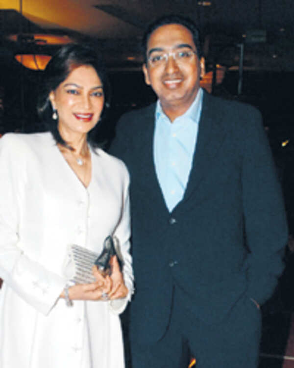 Simi was in white, Jeetu in black! | Events Movie News - Times of India