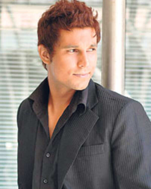 Randeep loosens up | Hindi Movie News - Times of India