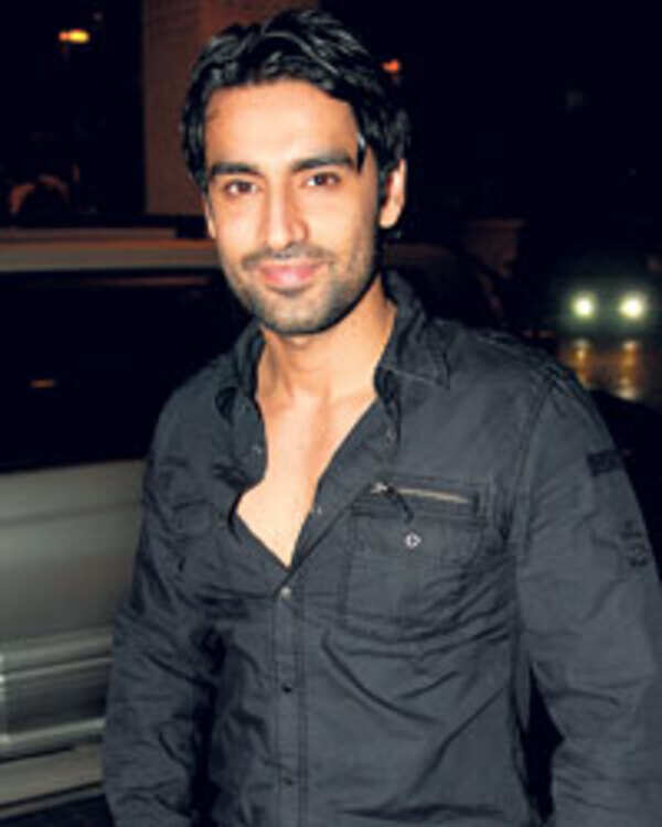 Karan’s unique birthday celebration | Hindi Movie News - Times of India