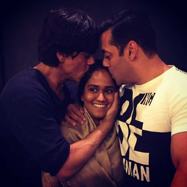 This 'SRK And Salman Hug' Will Make Your Day! - Times of India