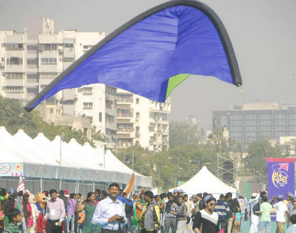 Ukrainian giant kite streaks across Ahmedabad sky | Ahmedabad News ...