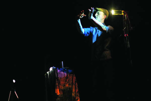 Drew Colby enchants kids with a play of shadows at Ishara International ...