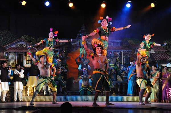Drag queens & fabulous stage shows expand reach of Marathi folk arts ...