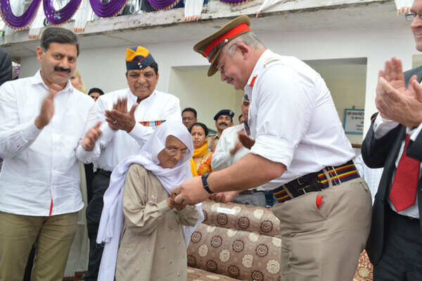 WWII veteran's widow gets back lost George Cross | India News - Times ...