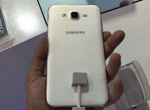 Samsung: First impressions: Samsung Galaxy J7 - Times of India