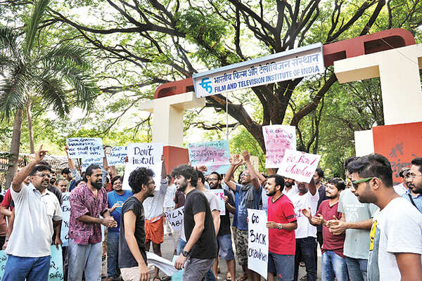 FTII students approach DU students to support their protest march in ...