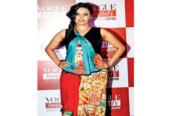 How celebs are wearing the short sari? - Times of India