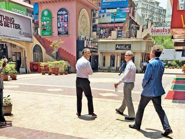 Tim Cook visits Gurgaon's Galleria Market | Gurgaon News - Times of India