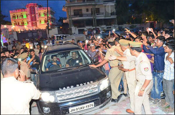 Dhoni reaches Varanasi as fans go ga ga | Varanasi News - Times of India